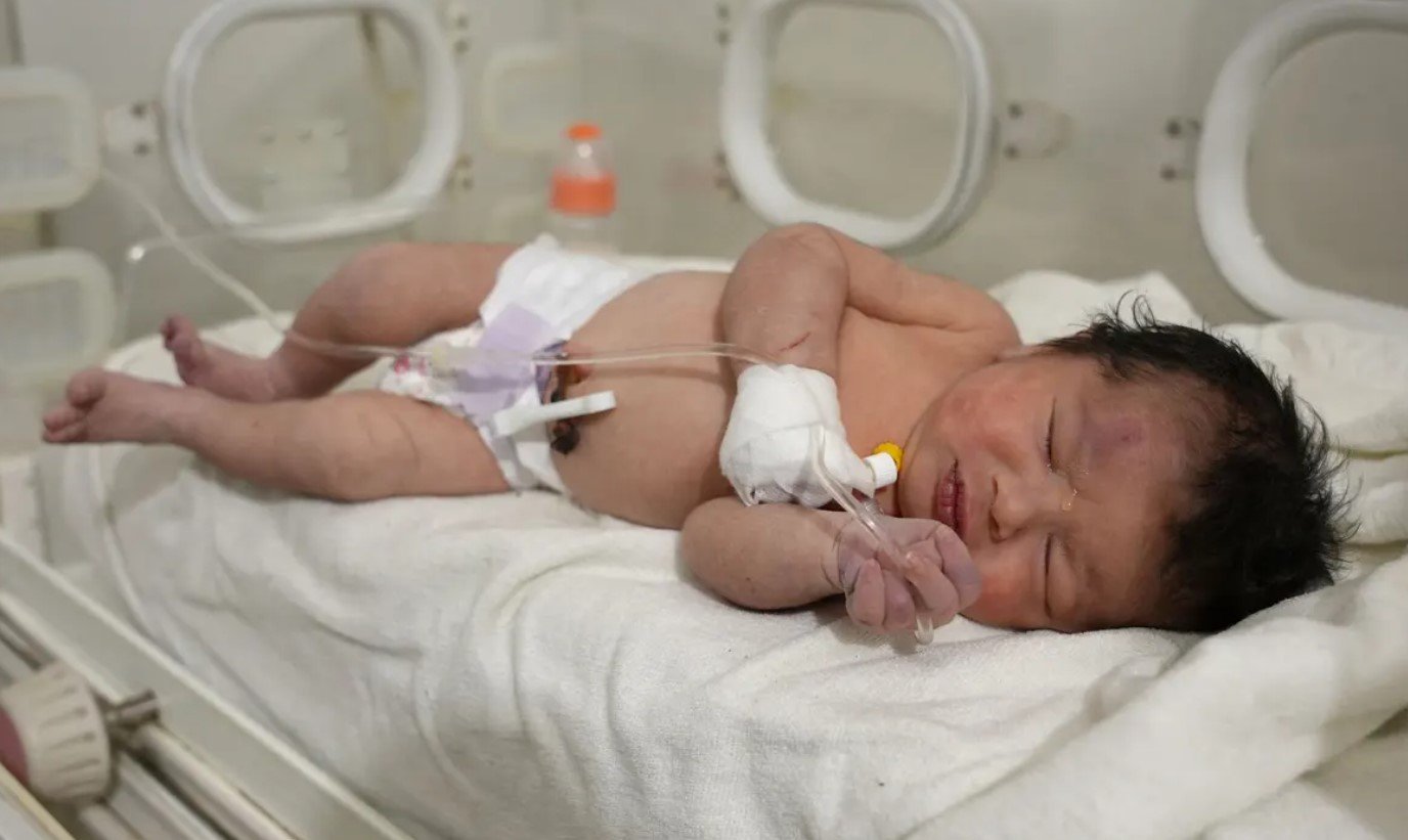 Newborn baby survives Morocco quake in a roadside tent